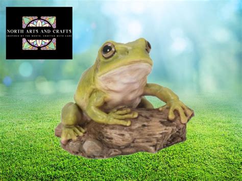 Handcrafted Whites Tree Frog Statue Realistic Animal Statue For