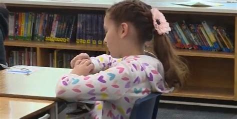 სკოლის ავტობუსის მძღოლი ყოველდღე თმას უწნავს გოგონას რომელსაც დედა