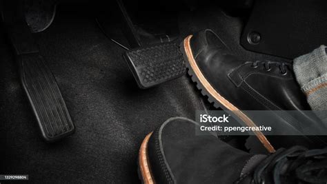남자 발과 가속기 및 브레이크 페달은 자동차 또는 차량 내부의 브레이크 페달과 검은 색 가죽 신발이 속도 향상 또는 자동차 페이스 파워를 제어하기 위해 그것을 밟은 공간을