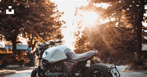 도로의 중심에 흰색과 검은 색 Bmw 순양함 오토바이 사진 Unsplash의 무료 오토바이 이미지