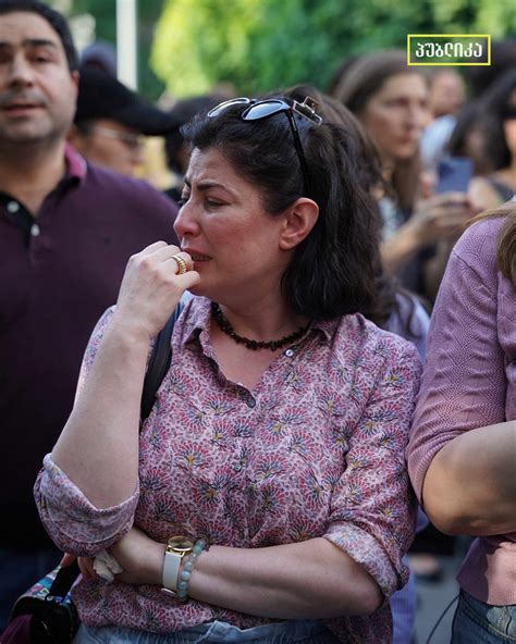 პუბლიკა ⭕ თბილისის საქალაქო სასამართლოს ეზოში მათე დევიძის ოჯახის წევრები და მხარდამჭერები