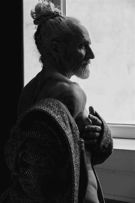 감정 그레이스케일 깊이 나타내는 내성적 인 노년 노인 노인 패션 대조 독창적 인 조명 드라마틱한 명상 적 모델 문자 부드러운 빛 블랙 앤 화이트