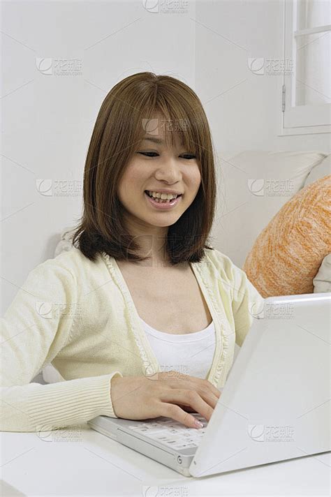 从事计算机工作的女性 从事计算机工作的女性