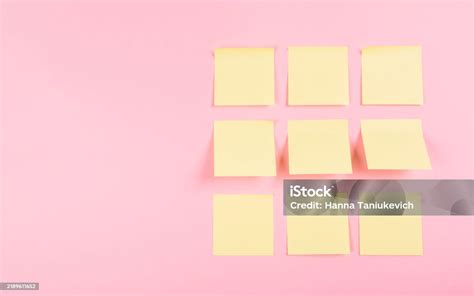 텍스트를 위한 장소가 있는 분홍색 배경에 깨끗한 스티커가 있는 배너 사업 개념 메모 리마인더 또는 빠른 임시 메시지를 위한 종이를 떼어내고 생각과 아이디어를 정리합니다 0