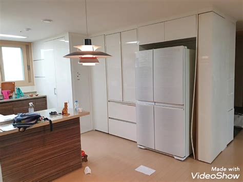 부산센텀푸르지오 주방 인테리어필름 리폼이에요 싱크대 상부장과 키큰장 수납장 냉장고장 냉장고는 밝은 연그레이 솔리드 싱크대 하부장은 오리진 우드 중 와일드 오크 패턴