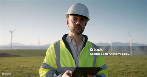 터빈 유지 보수 검사 및 안전 기술자를 위해 야외에서 태블릿을 사용하는 풍차 남자 및 엔지니어 지속 가능성 혁신 및 발전기