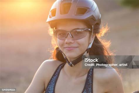 오프로드에 산악 자전거에 소녀 일몰에 자전거의 아름다운 초상화 피트니스 소녀는 현대적인 탄소 섬유 산악 자전거를 타고 스포츠에