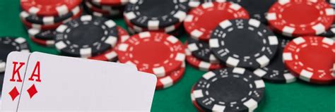 돈을 위해 재생칩의 배경에 빨간색 정장의 두 카드 세트 비문을위한 장소가있다 가능성에 대한 스톡 사진 및 기타 이미지 가능성 겜블링 칩 금융 Istock