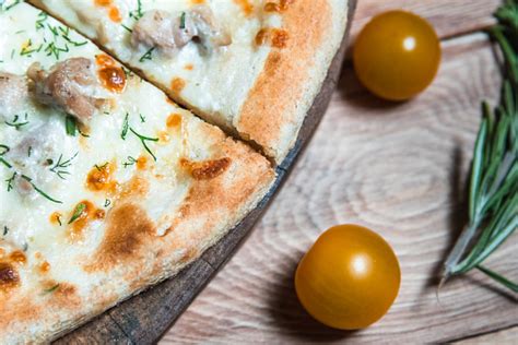 허브와 향신료로 둘러싸인 나무 테이블에 피자를 식욕을 돋우는 맛있는 음식 레스토랑 카페의 개념 경관에 대한 스톡 사진 및 기타 이미지 Istock