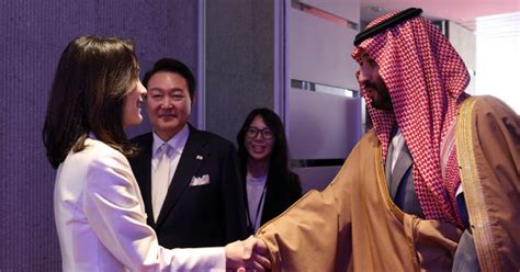 빈 살만 맞이한 김건희 여사 尹 관저에 아이돌 앨범 비치하기도