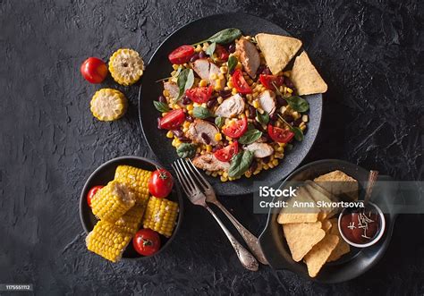 검은 어두운 배경에 나초를 곁들인 멕시코 야채와 치킨 샐러드 옥수수 토마토 고추 콩 타코 믹스 상단에서 보기입니다 복사 공간 건강한 생활방식에 대한 스톡 사진 및 기타