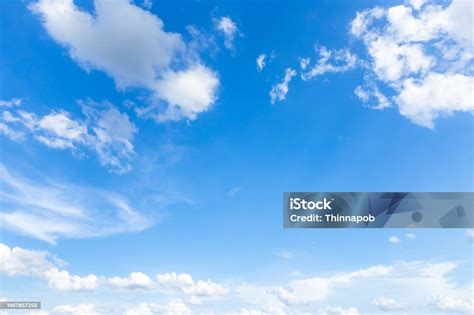 아름다운 공기 분위기 밝은 푸른 하늘 배경 추상화 흰색 구름과 맑은 질감 0명에 대한 스톡 사진 및 기타 이미지 0명 경관 계절 Istock