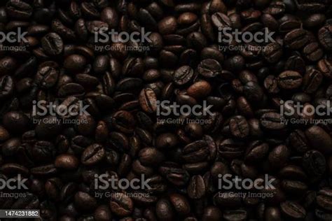 볶은 커피 콩의 아름 다운 배경입니다 위에서 본 모습 커피 원두는 벽지 또는 커피 배경을 형성하는 연속 카펫에 놓여 있습니다 0명에 대한 스톡 사진 및 기타 이미지 Istock