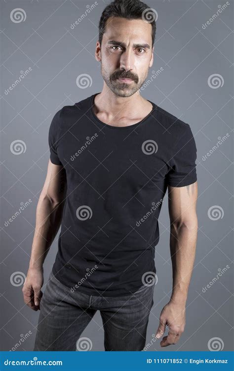 Jonge Knappe Mens Met Baard En Snorstudioportret Stock Foto Image Of Gelukkig Zeker