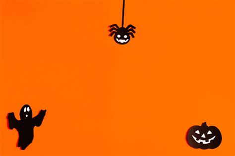 주황색 배경에 검은 종이로 만든 유령 거미 호박의 실루엣 할로윈 개념 텍스트 복사 공간을위한 공간이있는 기성복 레이아웃 당신의 디자인을위한 플랫 레이 10월에 대한 스톡