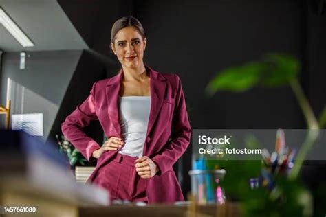 현대적인 사무실에 서서 카메라를 향해 즐겁게 웃고 있는 매력적인 사업가 사람들에 대한 스톡 사진 및 기타 이미지 사람들 한 사람 25 29세 Istock