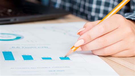 펜 마케팅 및 투자와 문서 데이터 그래프 및 차트를 가리키는 비즈니스 여성의 손 금융 경제 및 금융 관리 및 계획의 성장에 대한 통계 이익의 보고 경영자에 대한 스톡 사진