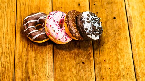 나무 테이블에 화려한 도넛 유약 뿌리와 달콤한 착빙 설탕 식품 초콜릿 프로스팅도넛 복사 공간이 있는 상단 보기 개념에 대한 스톡 사진 및 기타 이미지 Istock