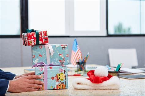 남자는 책상에 몇 가지 선물 상자를 넣습니다 사무실 긍정적인 감정 표현에 대한 스톡 사진 및 기타 이미지 긍정적인 감정 표현 기업 재무와 산업 남자 Istock