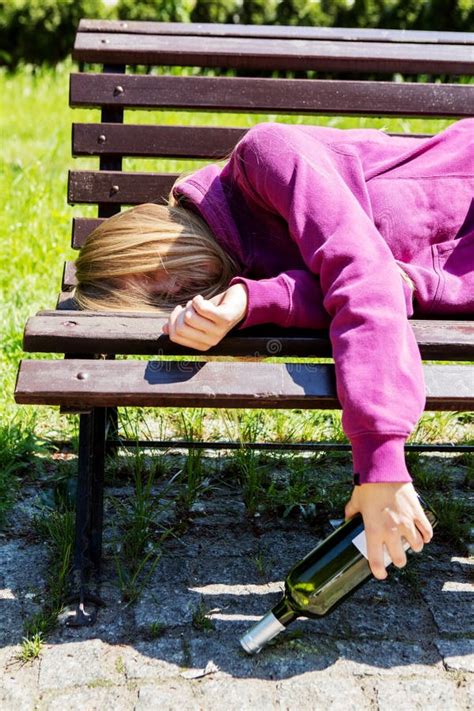 Пьяная молодая женщина с бутылкой спирта Стоковое Фото изображение насчитывающей альбомов