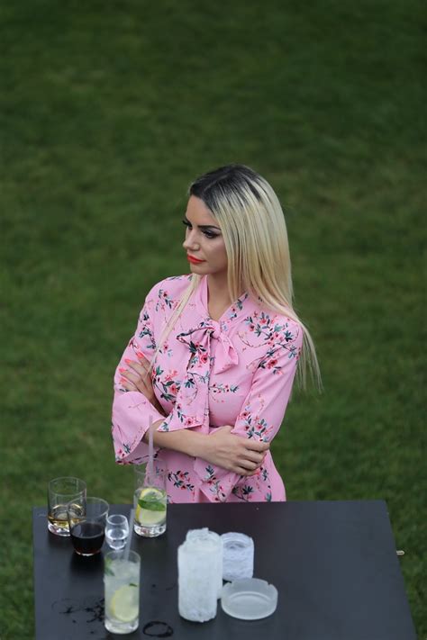 Foto Gratis Capelli Biondi Bella Ragazza Bellissima Sottile In Piedi In Posa Bere
