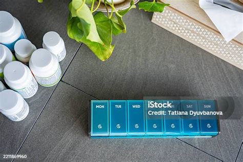 일일 약물 복용량을 위한 라벨이 붙은 칸이 있는 주간 알약 정리함 건강 관리 및 약물 계획의 개념 0명에 대한 스톡 사진 및 기타 이미지 Istock
