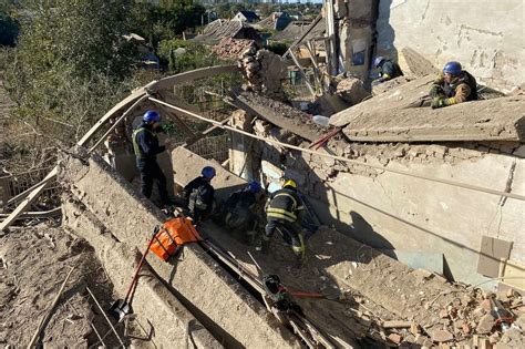 Окупанти вбили у Нікополі двох людей під завалами ще можуть бути люди відео