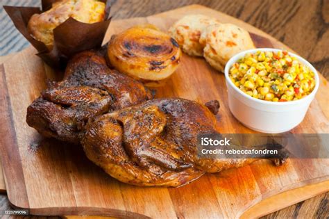 치킨 로스트 바베큐 피크닉 바베큐 테이블 확산 쇠고기 양배추 닭고기 돼지 갈비 쇠고기 갈비 맥 앤 치즈 콜레슬로 맥주 고전적인 전통 텍사스 바베큐 고기와 반찬 0명에 대한