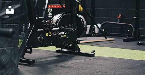 기계 및 기타 장비가 있는 체육관 사진 Unsplash의 무료 적합성 이미지