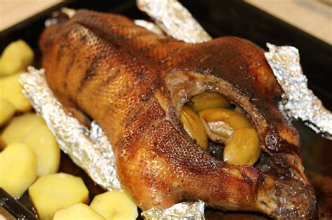 Гусь в духовке целиком с хрустящей корочкой – пошаговый рецепт ...