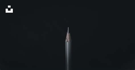 검은 배경에 흰색과 검은 색 연필 사진 Unsplash의 무료 검정 이미지