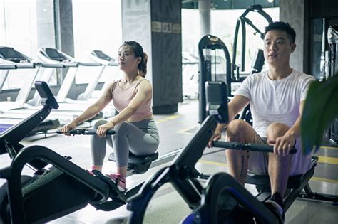 체육관에서 조정 기계와 함께 운동 하는 젊은 여자 와 남자 일본 민족에 대한 스톡 사진 및 기타 이미지 일본 민족 체육관 20 24세 Istock