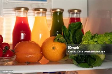 선반의 냉장고에는 갓 짜낸 주스가 있는 유리 병과 과일과 채소가 있습니다 병에 대한 스톡 사진 및 기타 이미지 병 열다 주스 Istock