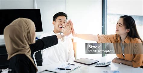 사무실에서 성공을 축하하는 아시아 동료들 회의실에서 회의 중 하이파이브를 하는 사업가들 팀워크와 목표 달성 25 29세에 대한