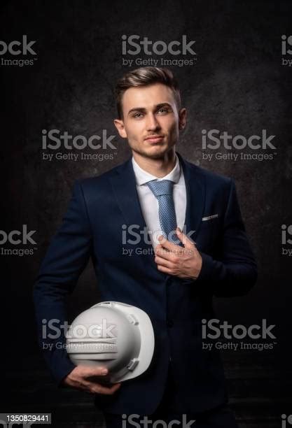 젊은 백인 사업가 건축가 엔지니어 건설을 위해 손에 흰색 보호 헬멧을 들고 스마트 한 얼굴로 클로즈업 개념에 대한 스톡 사진 및 기타 이미지 Istock