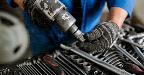 장갑을 낀 정비사 또는 작업복을 입은 수리공이 수리 작업을 수행하기 전에 노즐 중 하나를 금속 드릴에 올려 놓는 것 사진 Unsplash의 자동차 정비 이미지