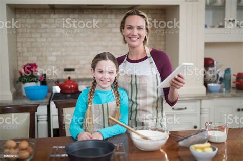 어머니와 딸 디지털 태블릿을 사용 하 여 쿠키를 준비 하는 동안 웃 고 2명에 대한 스톡 사진 및 기타 이미지 2명 30 39세 35 39세 Istock