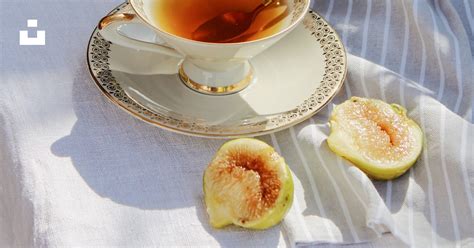 스테인레스 스틸 숟가락 옆에 흰색 세라믹 접시에 얇게 썬 아보카도 과일 사진 Unsplash의 무료 이탈리아 이미지