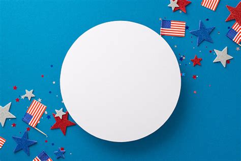 독립 기념일을 대표하는 축제 파티 소품 반짝이는 별 색종이 국기 파란색 배경의 평면도 텍스트 또는 광고에 대한 빈 원이 있는 Top View On A Blue