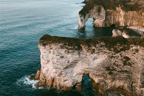 Каменные утесы с арками в океане - обои для рабочего стола, картинки, фото