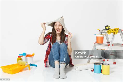 아름 다운 재미 있는 신문 모자 흰색 배경에 고립 된 재건축 아파트 룸에 대 한 악기와 함께 바닥에 앉아 있는 여자 벽지 액세서리를 붙이기 그림 도구 수리 가정 개념입니다