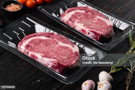 검은 나무 테이블 배경에 진공 원시 쇠고기 스테이크 포장 Entrecôte에 대한 스톡 사진 및 기타 이미지 Entrecôte 갈비 음식 검은색 Istock