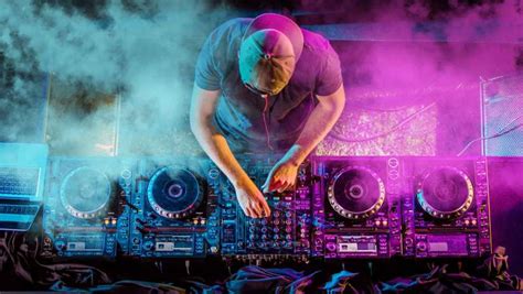 Dj Equipment Guide How To Build A Beginner Dj Setup Beginner Dj Tips