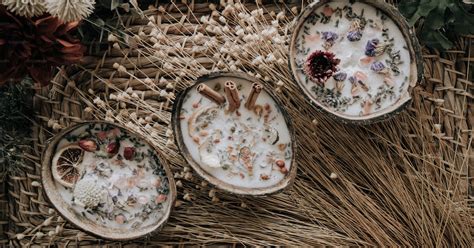 고리 버들 바구니 위에 앉아있는 세 가지 음식 접시 사진 Unsplash의 직업 이미지