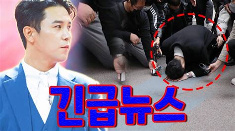 오늘 아침 과거에 장민호를 모욕했던 선배가 장민호의 집에 창백한 얼굴로 나타났어요 그는 장민호 앞에 무릎을 꿇고 눈물을