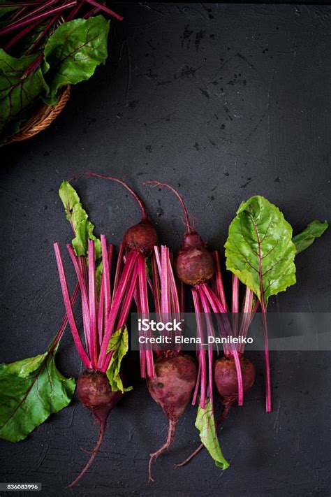 어두운 배경에 상판과 사탕 하 무 젊은 우 플랫이 하다 최고의 볼 수 있습니다 비트 뿌리에 대한 스톡 사진 및 기타 이미지 비트 뿌리 배경 주제 어두운 색 Istock