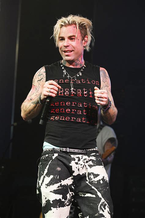 Mod Sun Kisses Sahara Ray Five Months After Avril Lavigne Split Hollywood Life