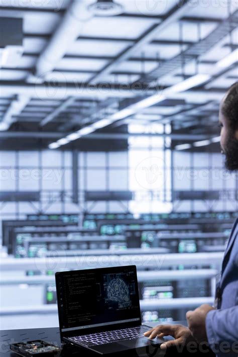 Software Desarrollador En Datos Centrar Utilizando Ordenador Portátil A Visualizar Artificial