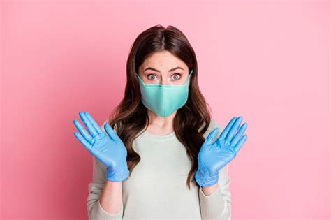 무기 장갑을 보여주는 곱슬 헤어 스타일 여성의 초상화는 분홍색 색상 배경에 고립 된 차가운 안전 의료 마스크를 착용 갈색 머리에 대한 스톡 사진 및 기타 이미지 Istock