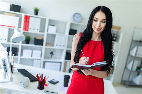 빨간 옷 입은 아름 다운 젊은 여자는 사무실에 서 이며 노트북과 연필을 들고 개념에 대한 스톡 사진 및 기타 이미지 개념 결정 경영자 Istock